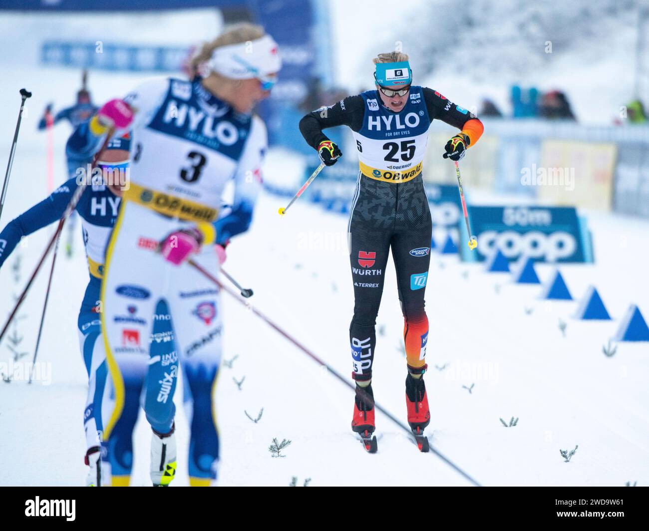 Victoria Carl (Deutschland, SCM Zella-Mehlis) im Zielsprint, davor ...