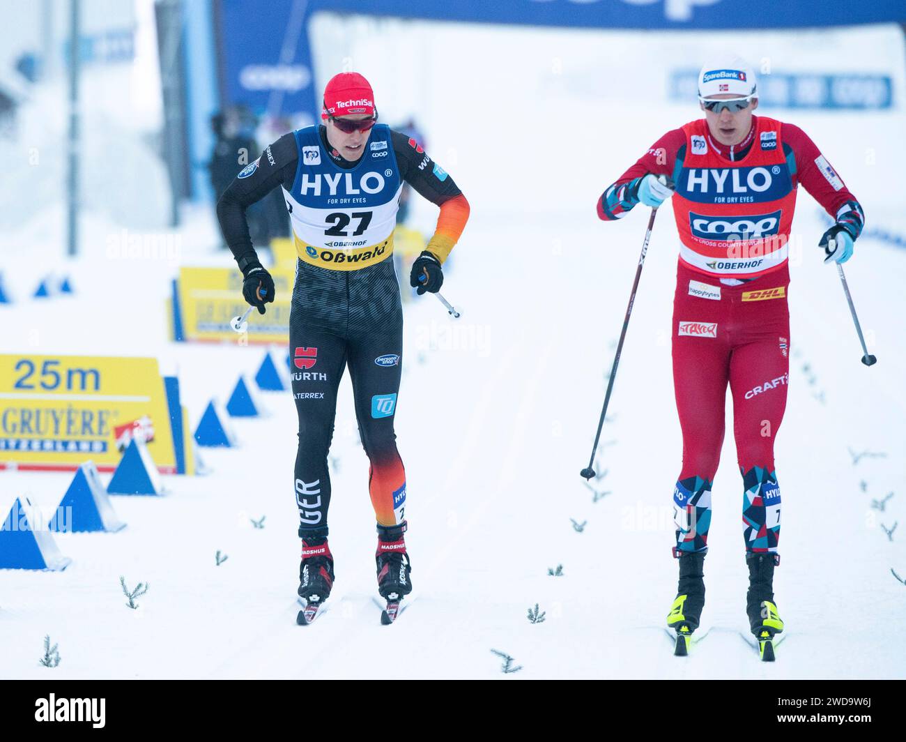 Jan Stoelben (Deutschland) im Zielsprint neben Erik Valnes (Norwegen ...