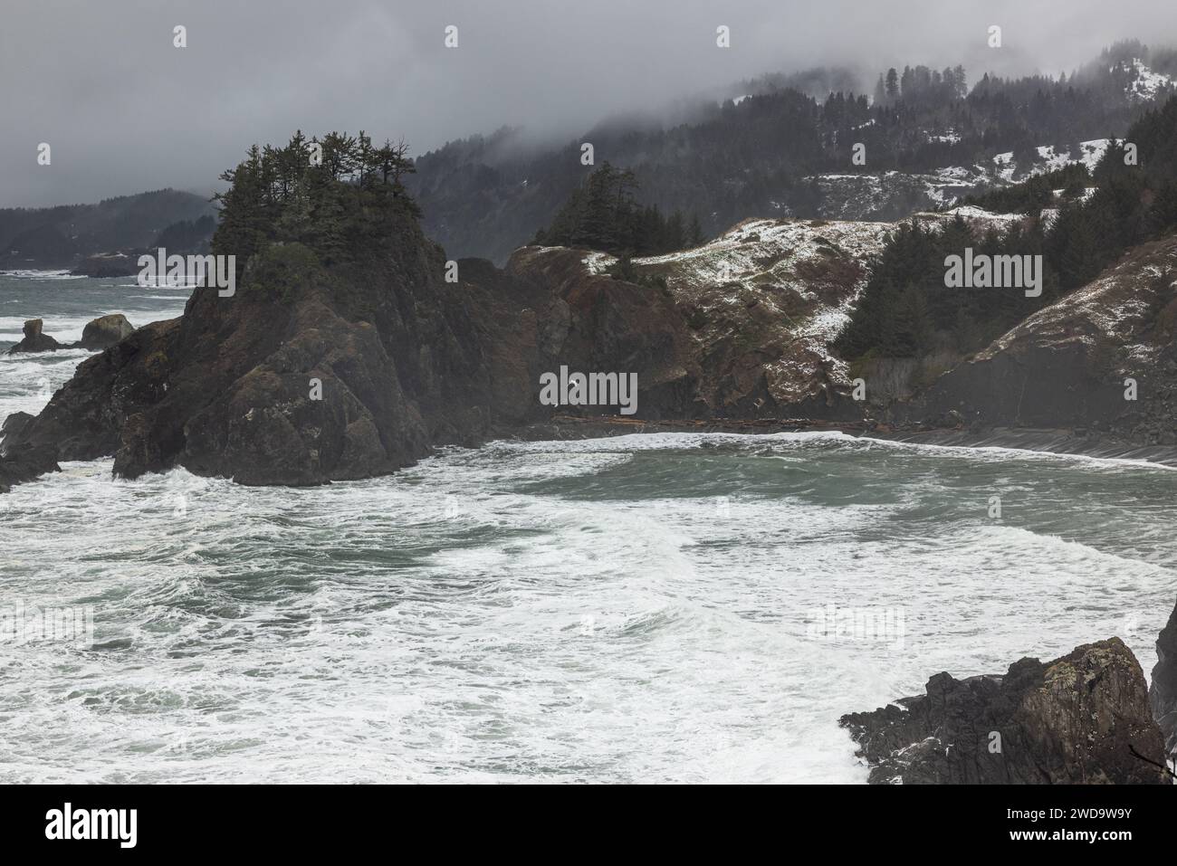 Rare winter storm bringing snow to the Southern Oregon coast late ...