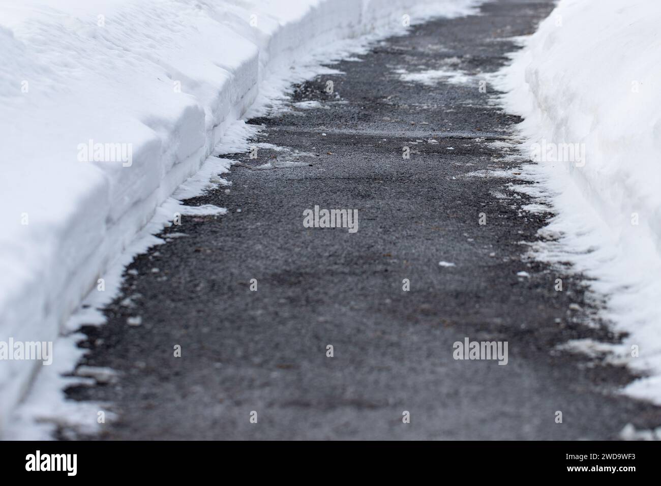 Cleared pathway hi-res stock photography and images - Alamy