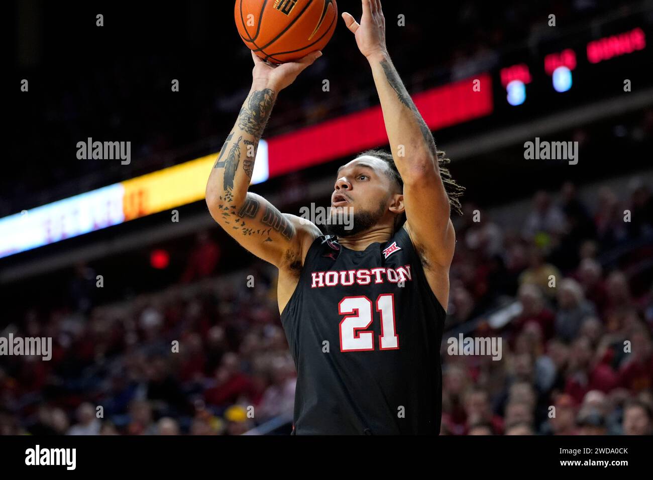 Houston guard Emanuel Sharp (21) shots during the first half of an NCAA ...
