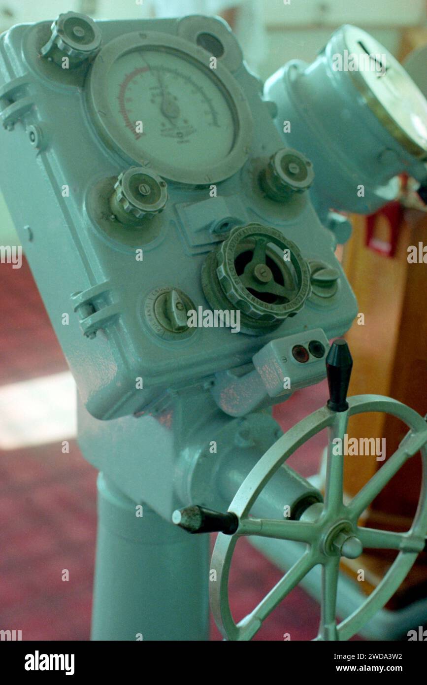 TIMON AUTOMATICO DE UN TRANSATLANTICO Stock Photo - Alamy