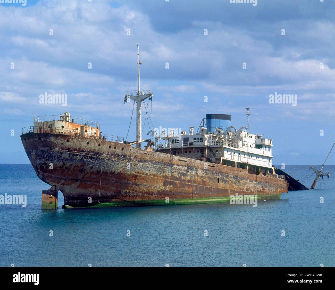 PECIO - BARCO ENCALLADO CON LA CUBIERTA OXIDADA. Location: EXTERIOR ...