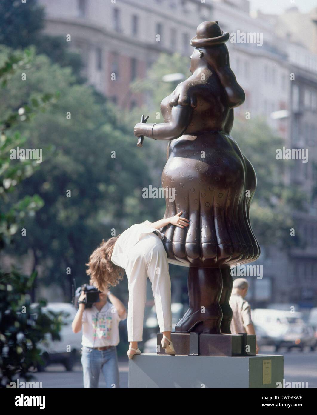 MUJER - TURISTAS CON CAMARA DE VIDEO GRABANDOSE ENCIMA DE LA ESCULTURA ...