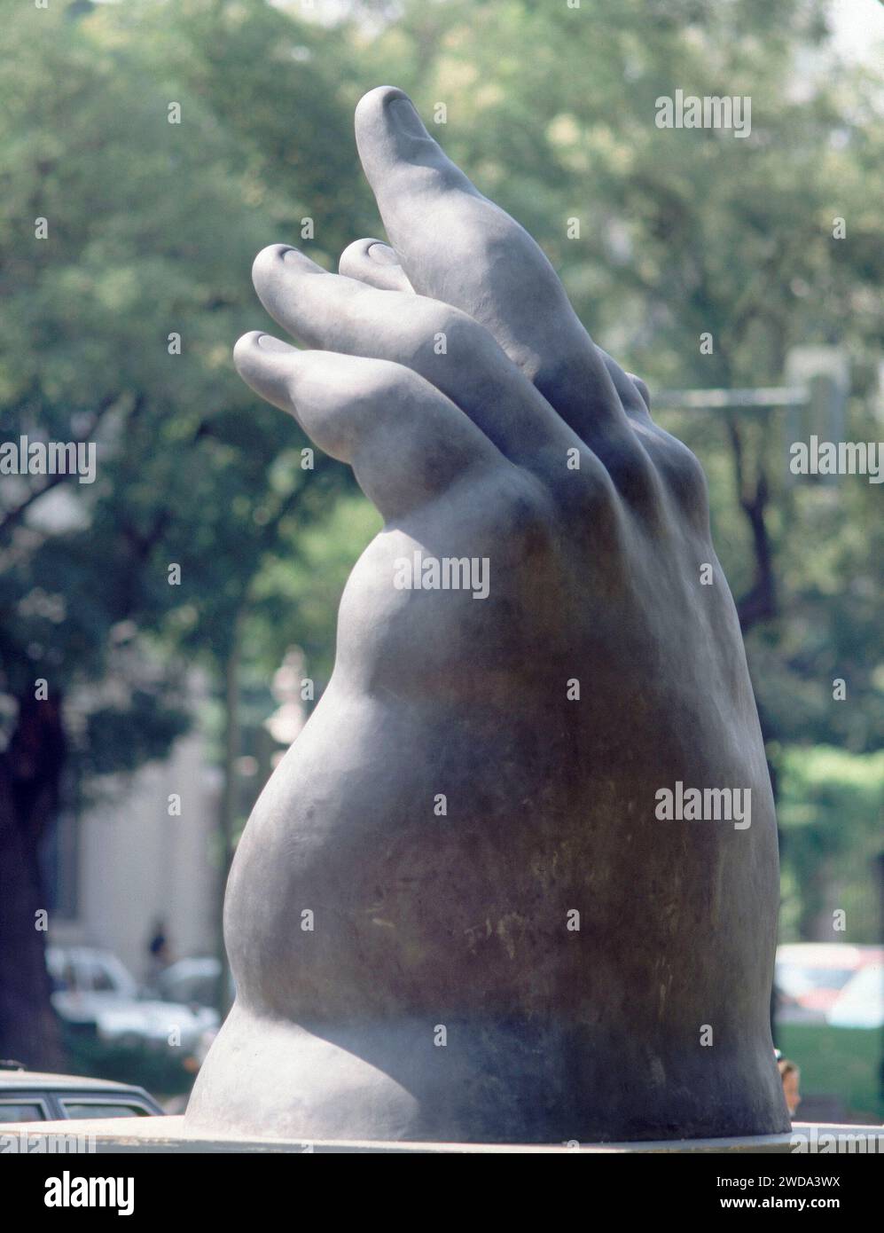 LA MANO - SIGLO XX. Author: FERNANDO BOTERO ANGULO (1932-). Location ...