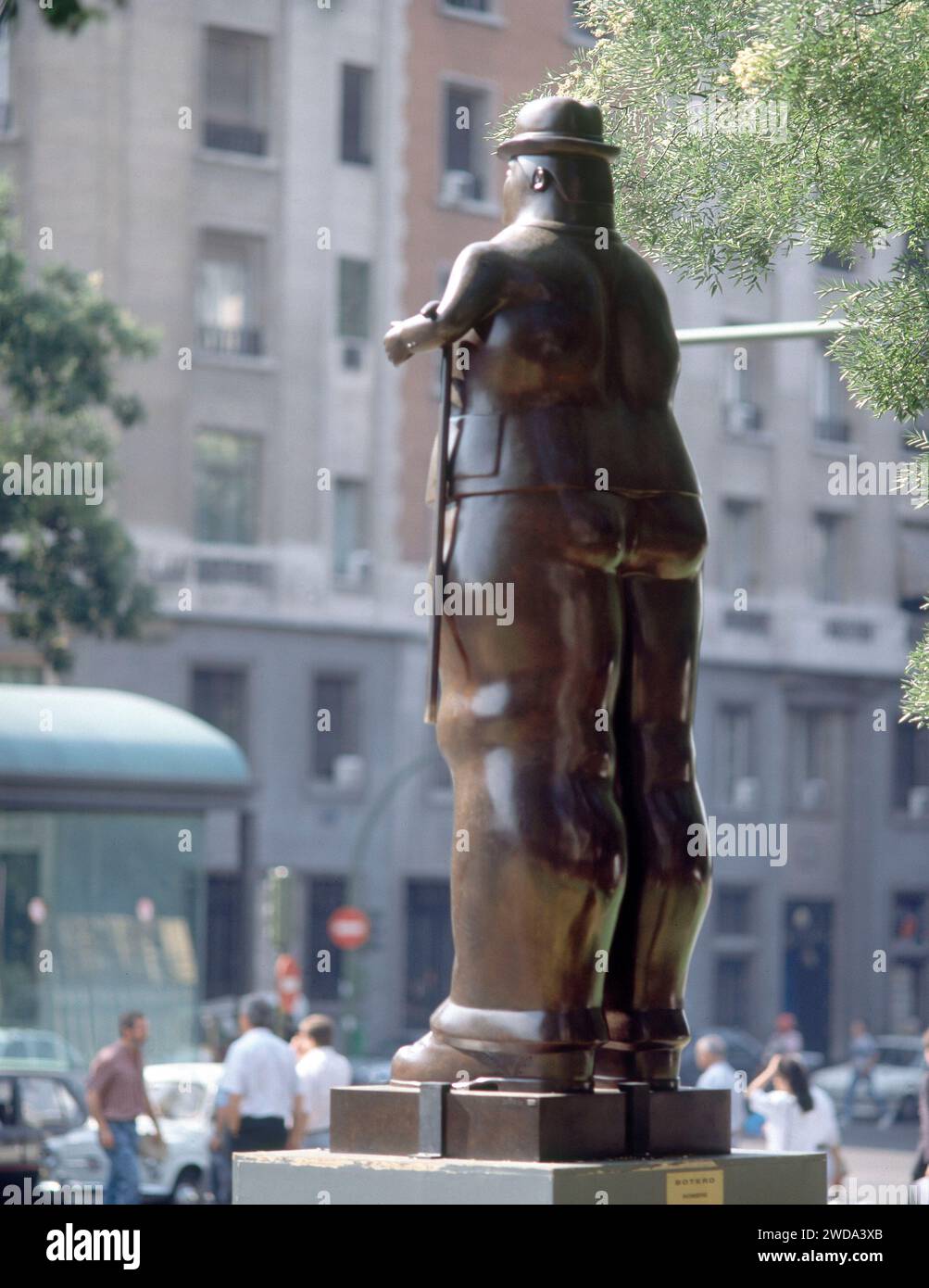 HOMBRE - VISTA TRASERA - SIGLO XX. Author: FERNANDO BOTERO ANGULO (1932 ...