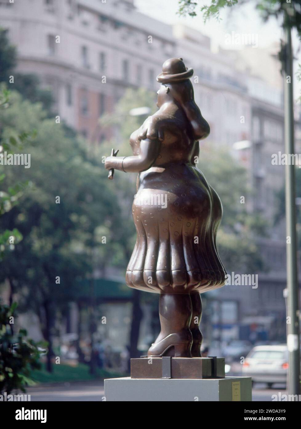 MUJER - ESCULTURA EN EL PASEO DE LA CASTELLANA - SIGLO XX. Author ... MUJER - ESCULTURA EN EL PASEO DE LA CASTELLANA - SIGLO XX. Author ...