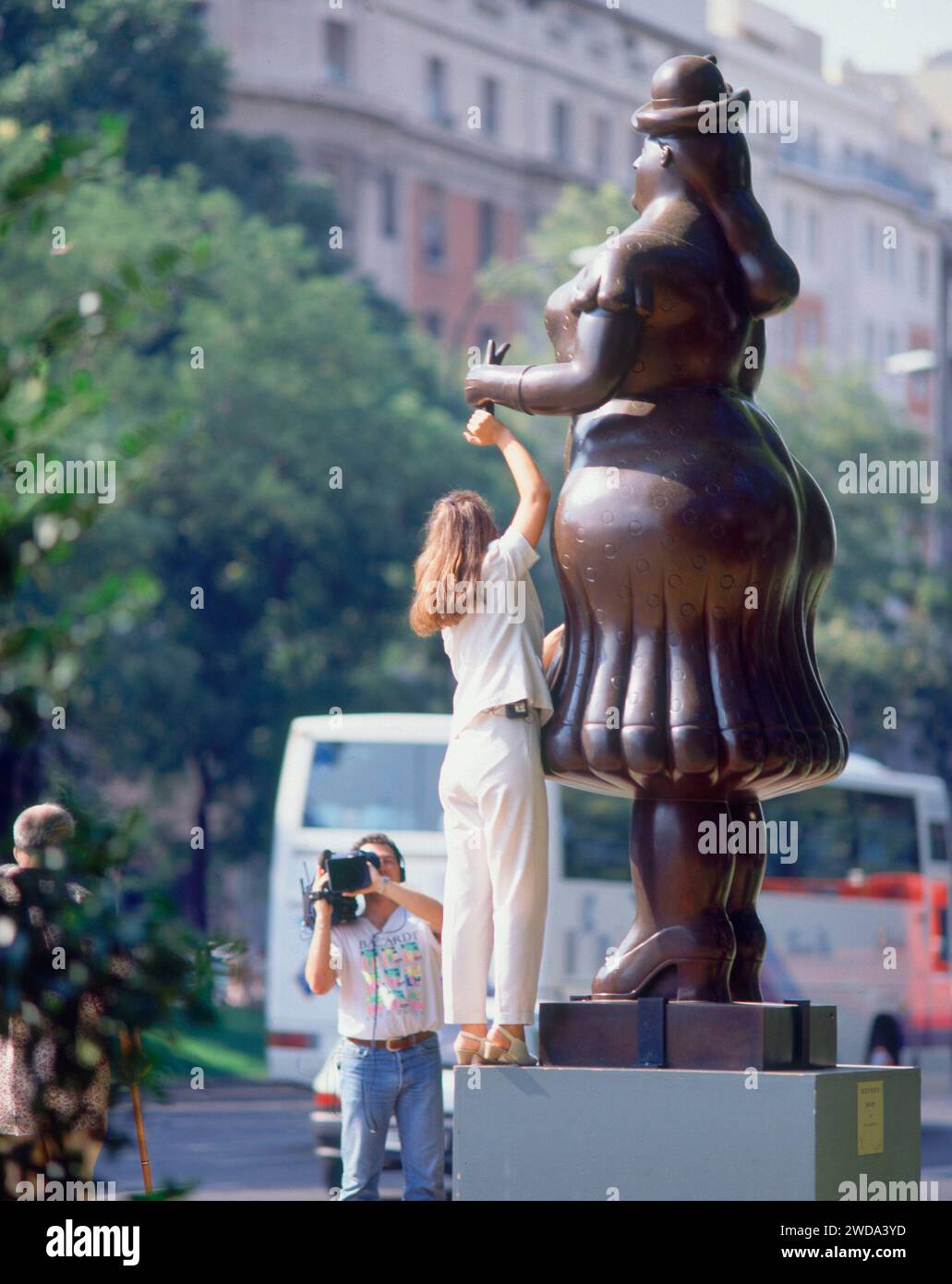MUJER - TURISTAS CON CAMARA DE VIDEO GRABANDOSE ENCIMA DE LA ESCULTURA ...