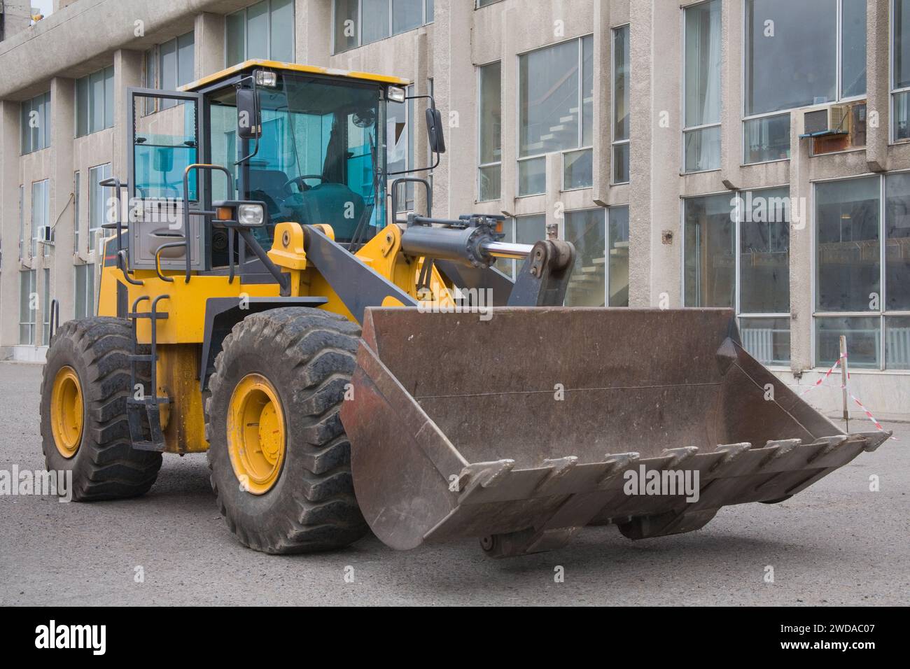 The big power heavy building bulldozer Stock Photo - Alamy
