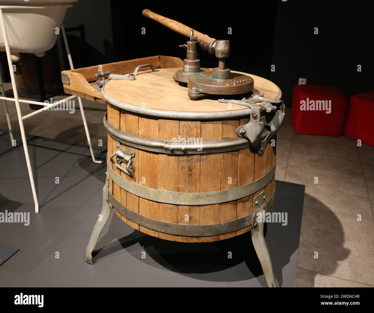 Manual washing machine hi-res stock photography and images - Alamy