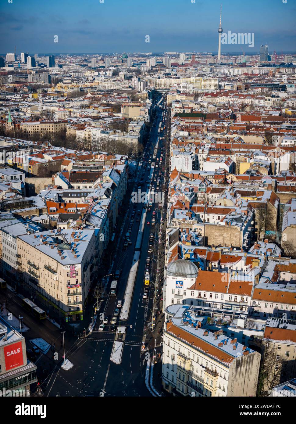 Drohnenansicht aus dem Hermannplatz in Richtung Fernsehturm mit dem ...