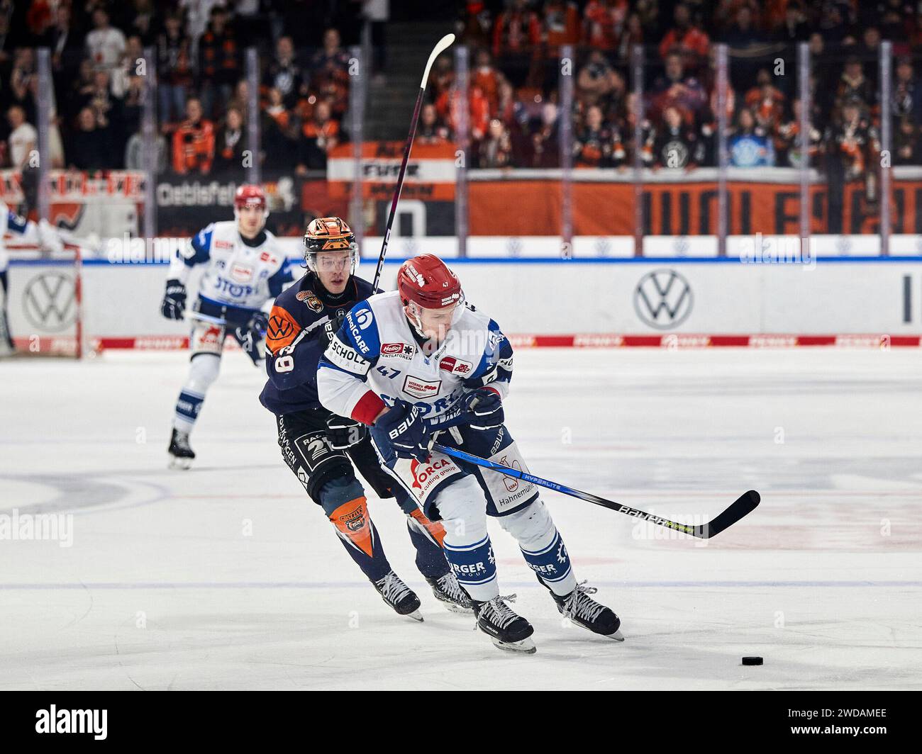 Wolfsburg, Deutschland. 19th Jan, 2024. Alexander Karachun (Schwenninger Wild Wings #47) und ...