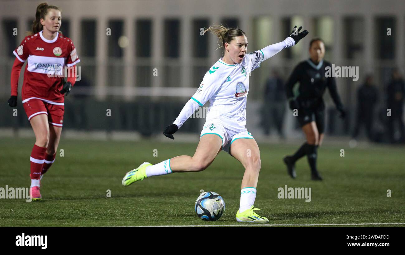 v.li.: Juliane Wirtz (SV Werder Bremen, 28) beim Torschuss, schießt auf ...