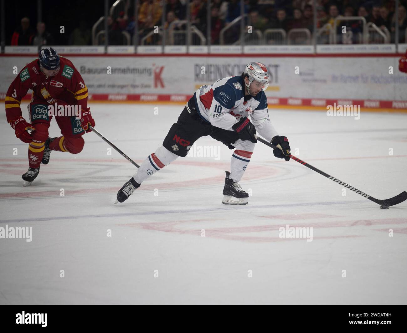 Evan Barratt (Nuernberg Ice Tigers, #10) zieht Alec McCrea ...