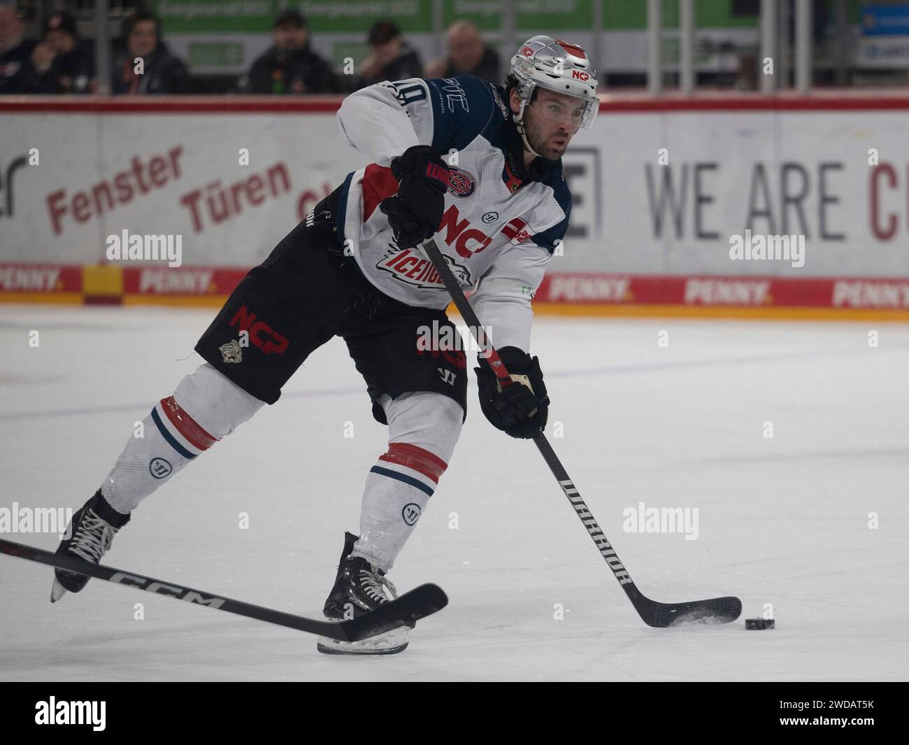 Evan Barratt (Nuernberg Ice Tigers, #10) zieht ab, aber er scheitert an ... Evan Barratt (Nuernberg Ice Tigers, #10) zieht ab, aber er scheitert an ...
