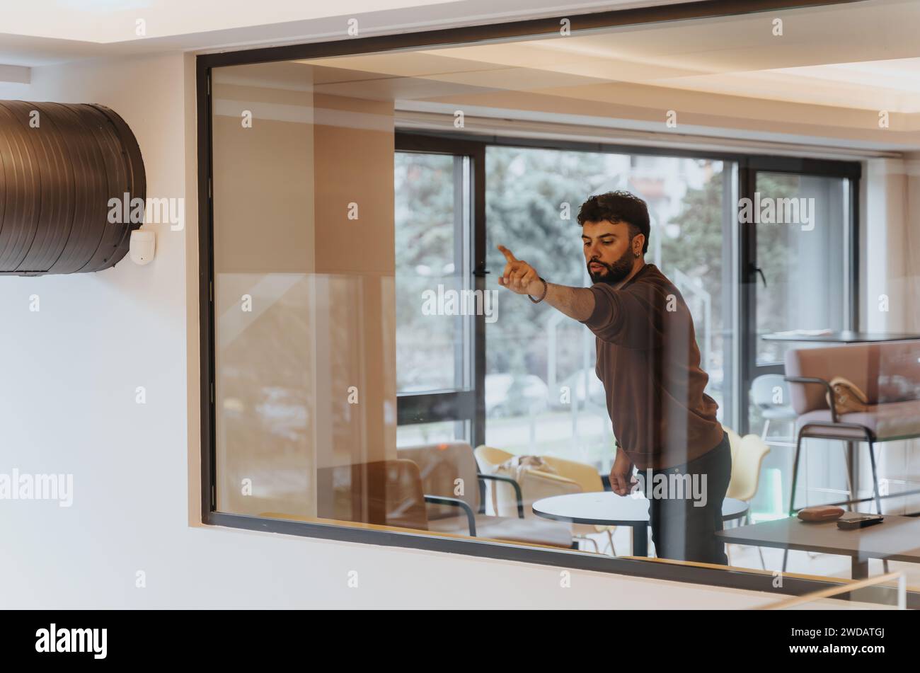 Man giving project presentation hi-res stock photography and images - Alamy