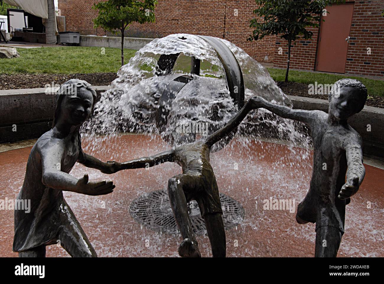 LEWISTON/IDAHO /USA- Three kids staute washer at fountian at ...