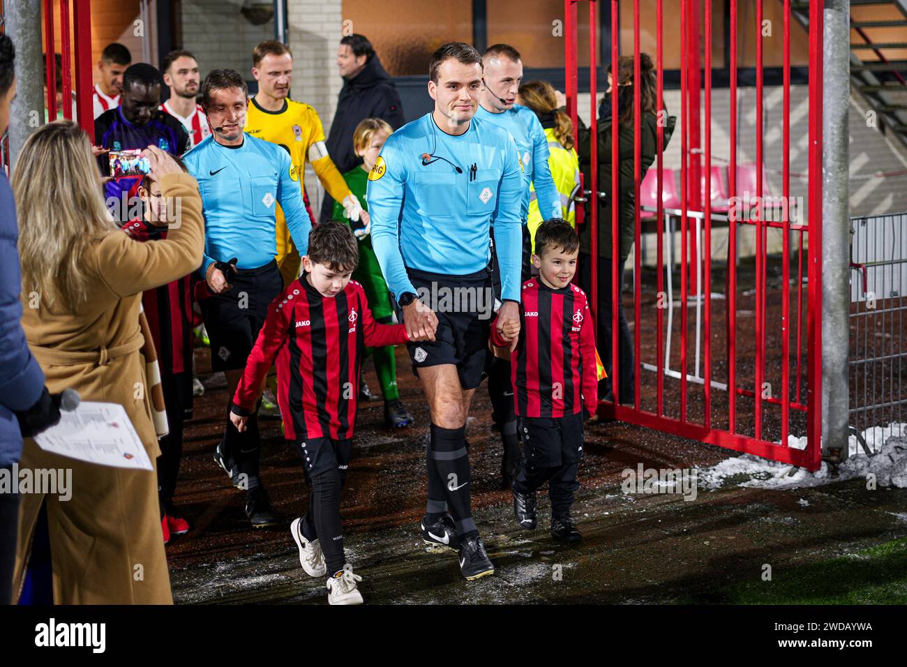 Oss, Netherlands. 19th Jan, 2024. OSS, NETHERLANDS - JANUARY 19: referee Robin Vereijken ...