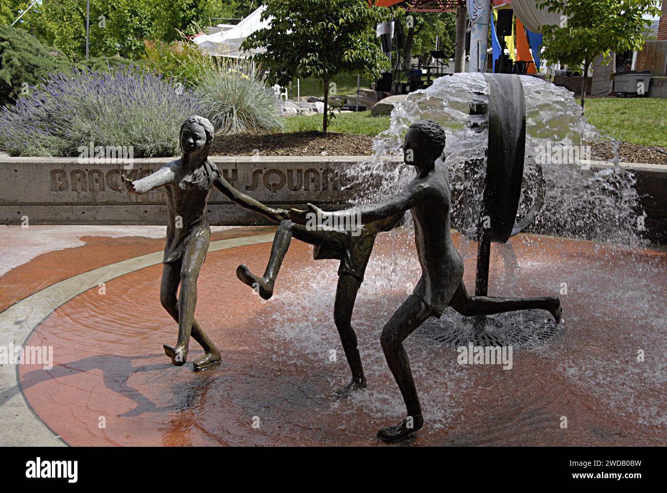 LEWISTON/IDAHO /USA- Three kids staute washer at fountian at ...