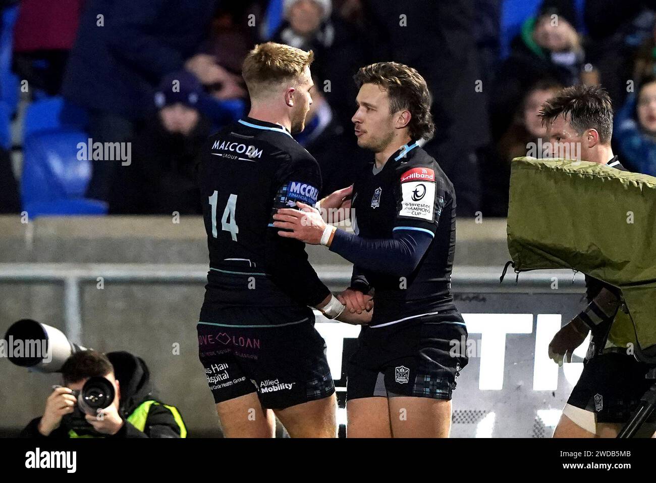 Glasgow Warriors' Kyle Rowe (centre right) scores their side's first ...