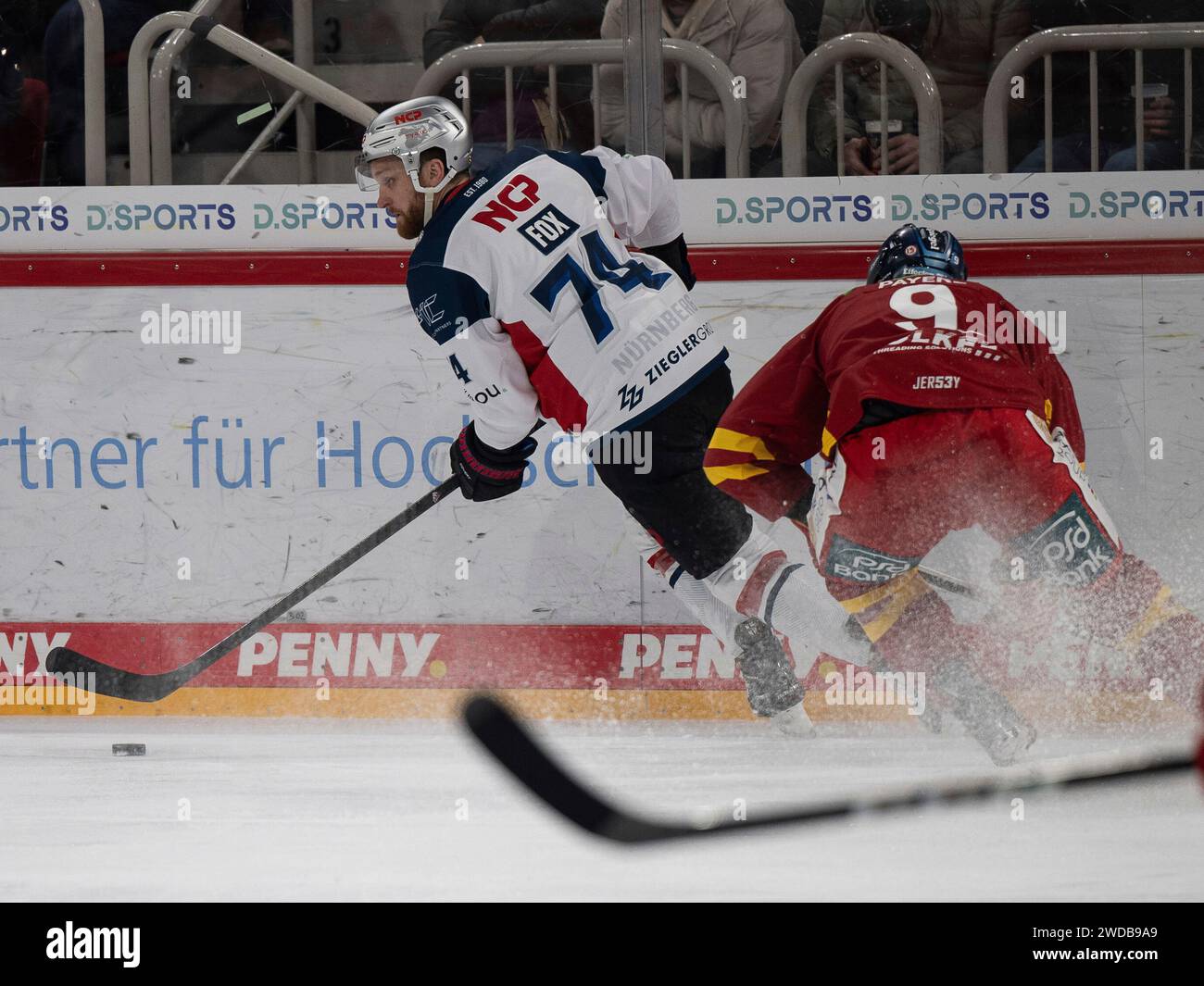 Dane Fox (Nuernberg Ice Tigers, #74) geht an Adam Payerl (Duesseldorfer ...