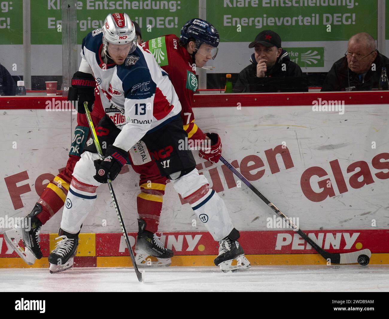 Zweikampf zwischen Ryan Stoa (Nuernberg Ice Tigers, #13) und Kohen ...
