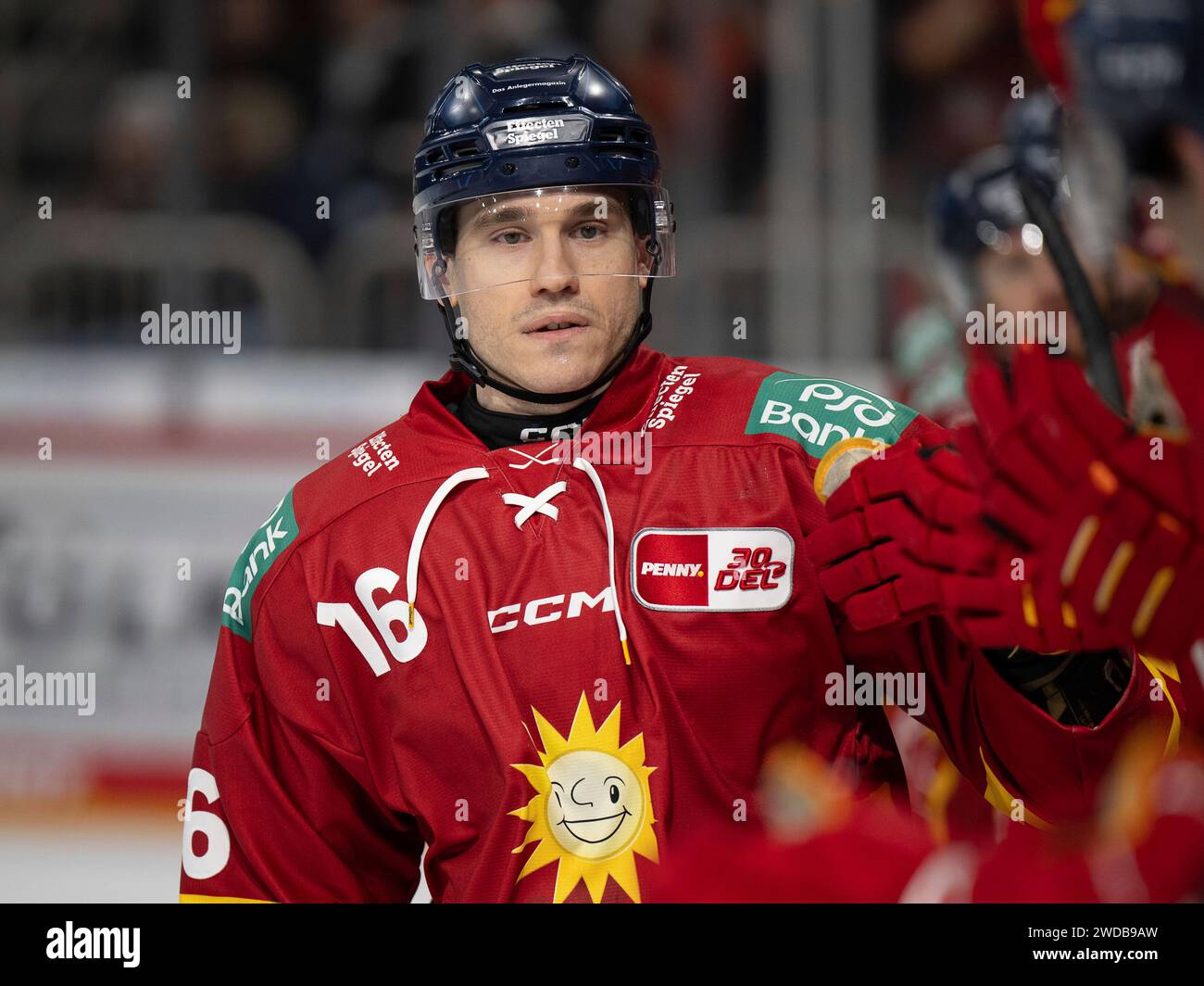 Kyle Cumiskey (Duesseldorfer EG, #16) holt sich die Glueckwuensche nach ...