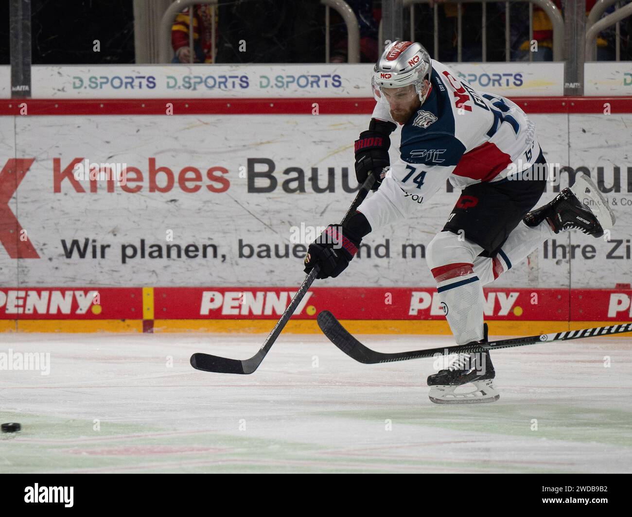 Dane Fox (Nuernberg Ice Tigers, #74) zieht ab und trifft zumTor zum 3:3 ...