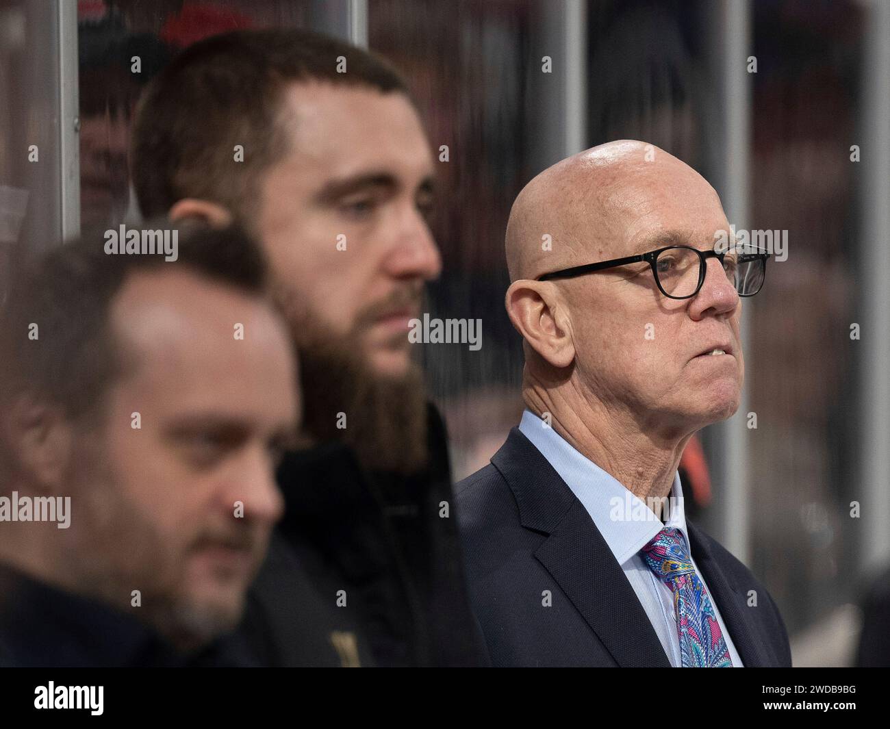 Tom Rowe (Nuernberg Ice Tigers, Trainer) schaut auf seine Mannschaft ...