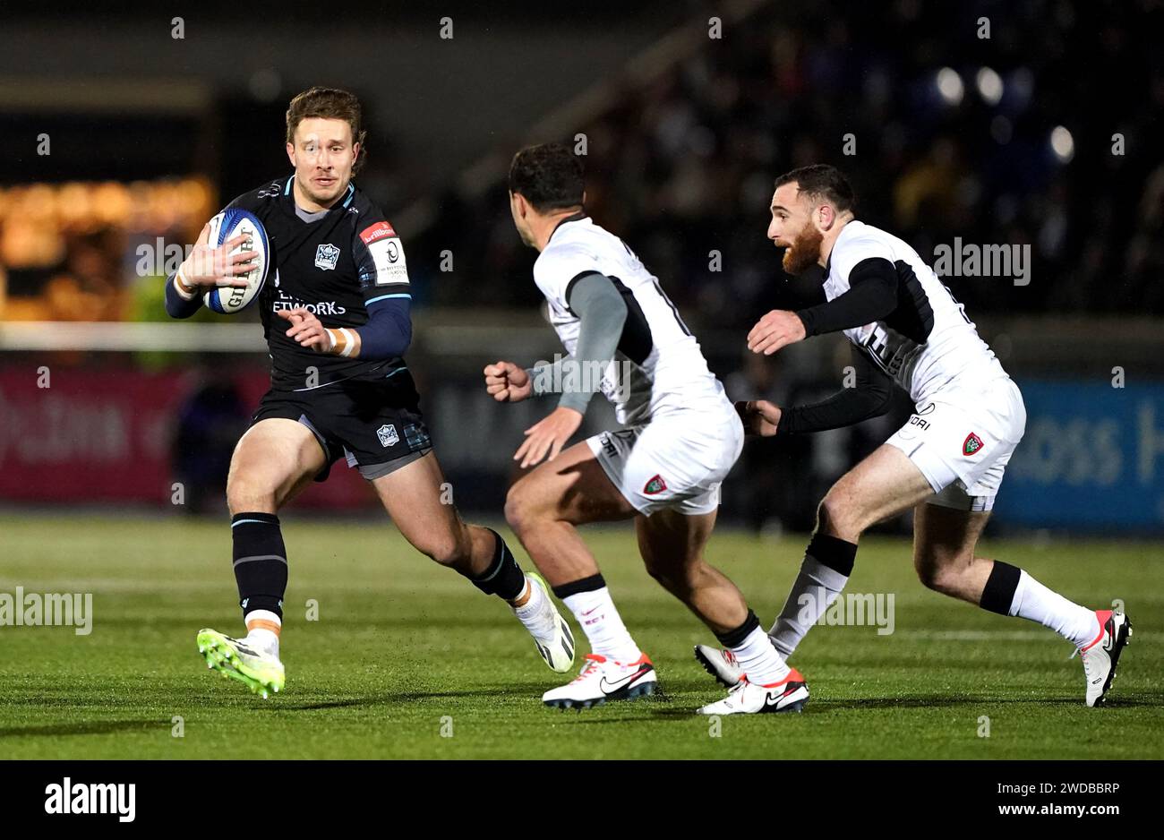Glasgow Warriors' Kyle Rowe (right) attempts to get past pressure from ...