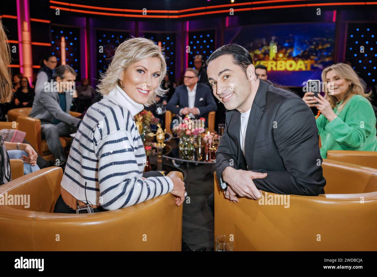 MDR - Riverboat. Moderatorin Kamilla Senjo und Comedian Bülent Ceylan ...
