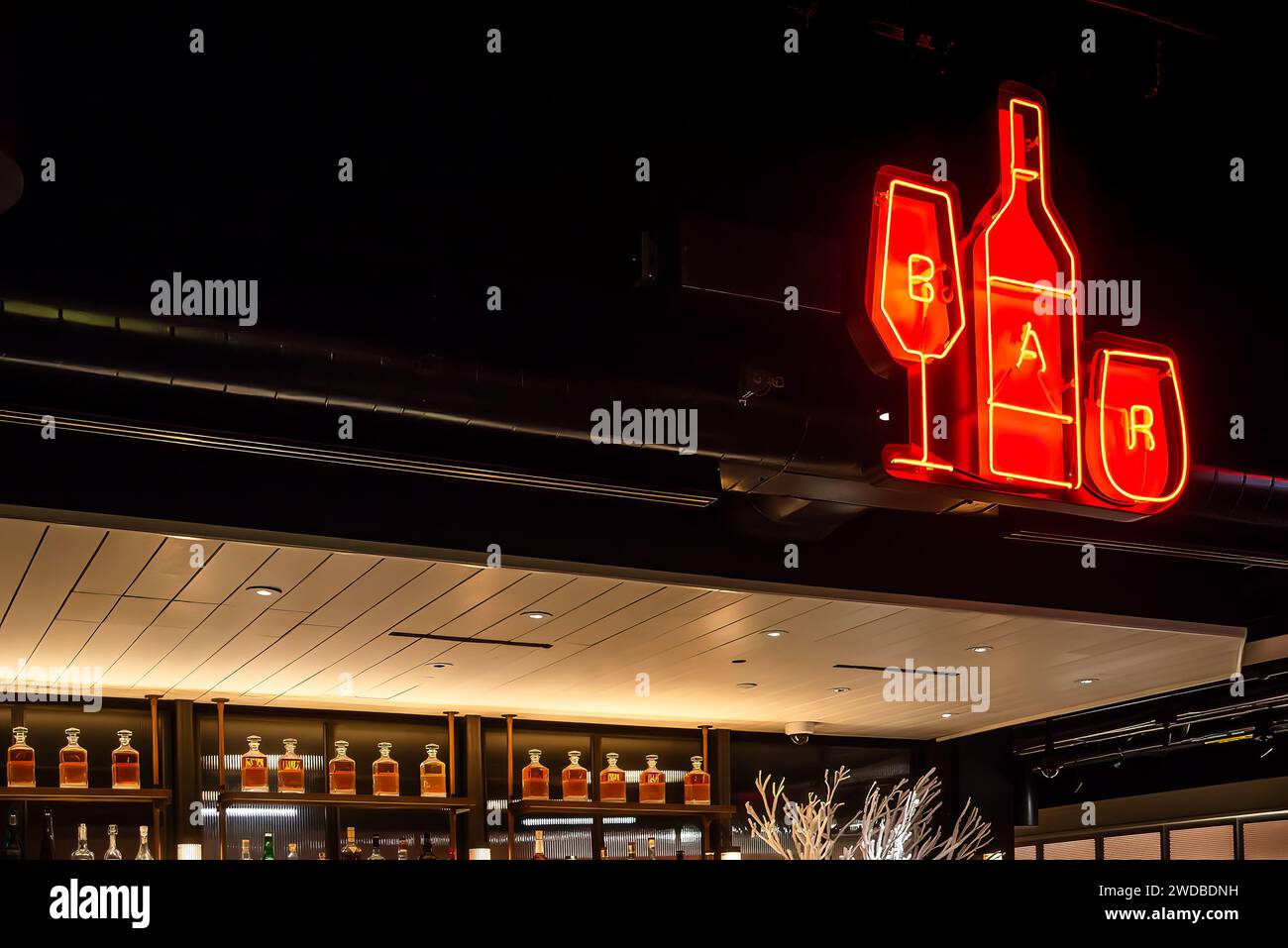 Neon bar sign with liquor bottles. Copy space Stock Photo - Alamy