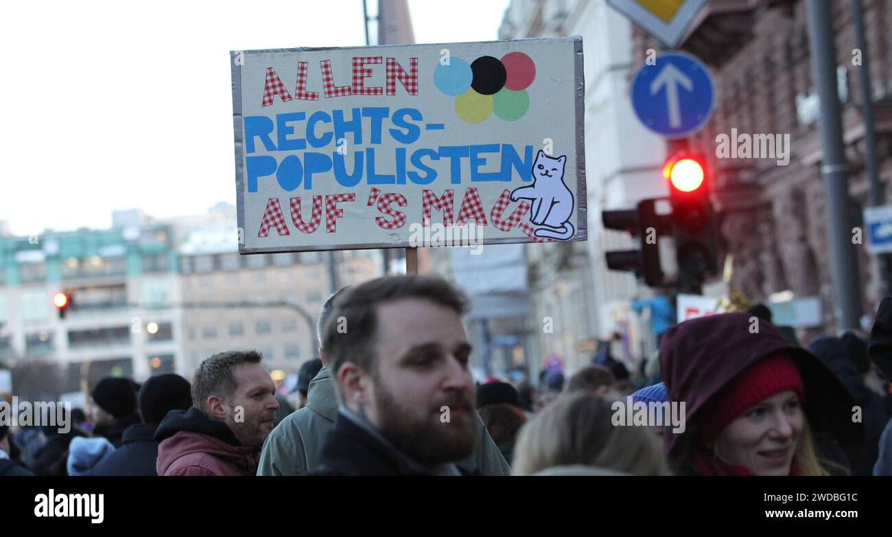 Demonstration unter dem Motto: Hamburg steht auf - gegen ...