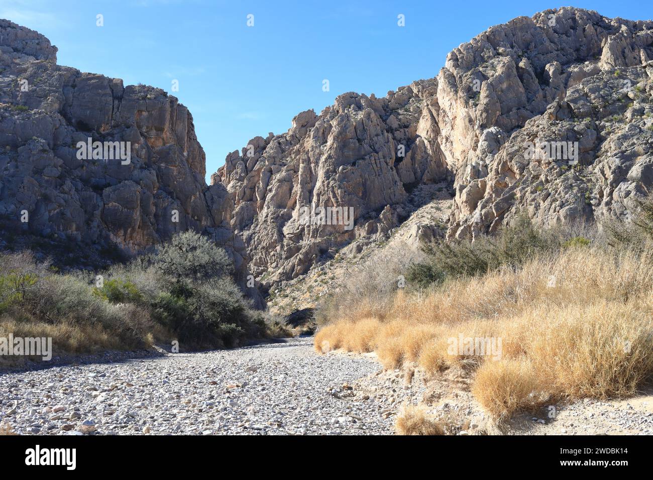 Rocky riverbed background hi-res stock photography and images - Alamy
