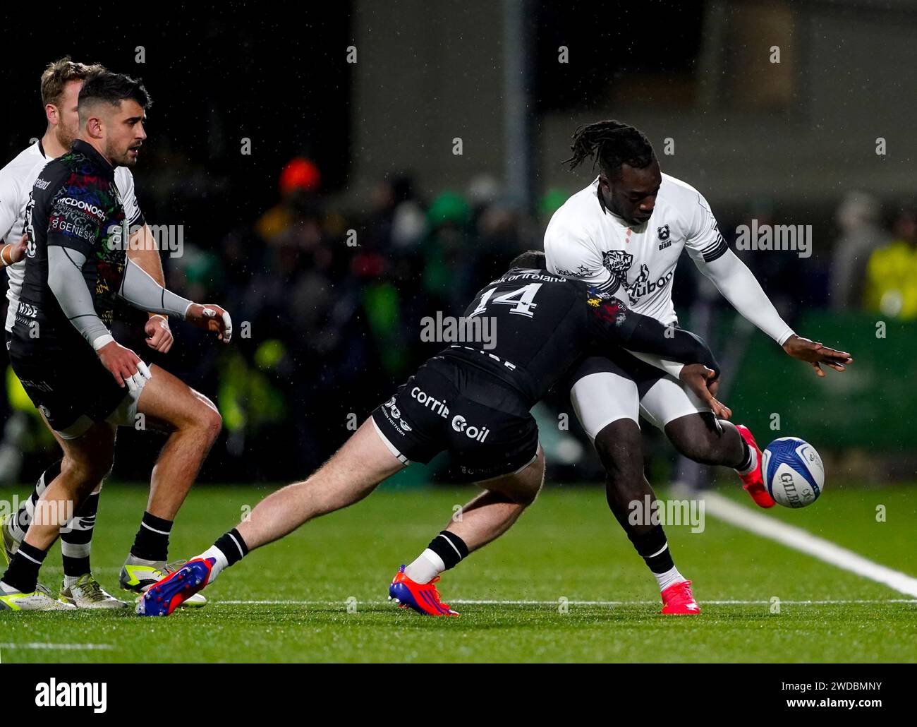 Bristol Bears' Gabriel Ibitoye is tackled by Connacht Rugby's Andrew ...