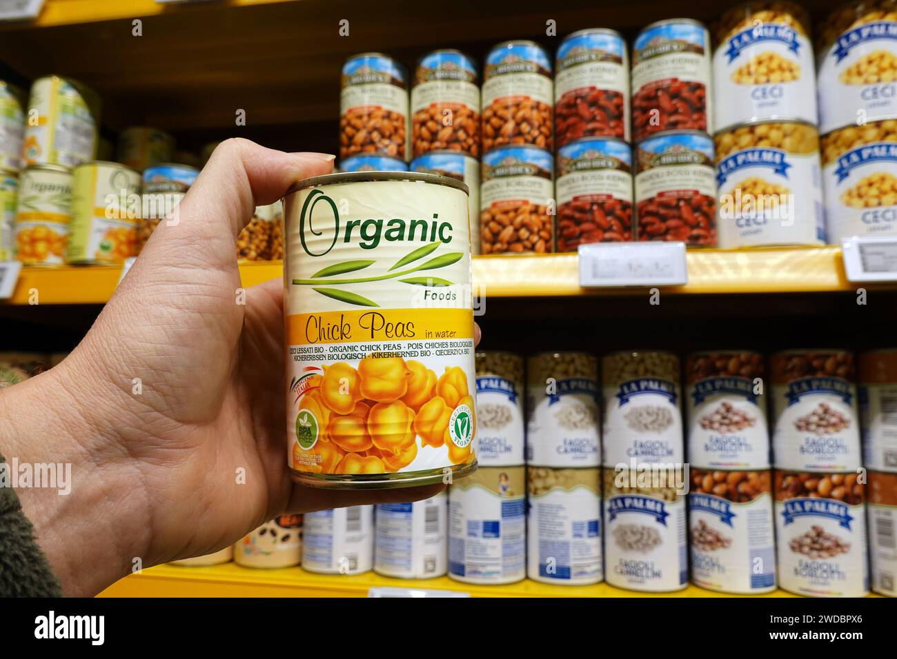 Bio label food can in a grocery Stock Photo - Alamy
