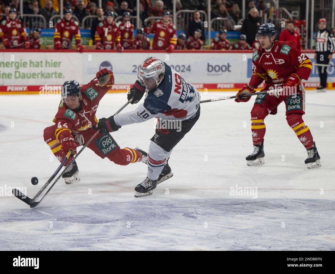 Josef Eham (Duesseldorfer EG, #44) bringt noch den Schlaeger vor den ...