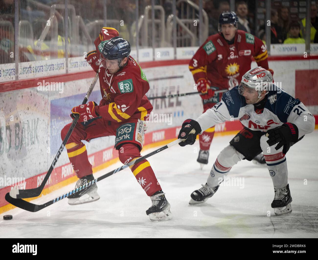 Zweikampf zwischen Alexander Blank (Duesseldorfer EG, #24) und Max ...