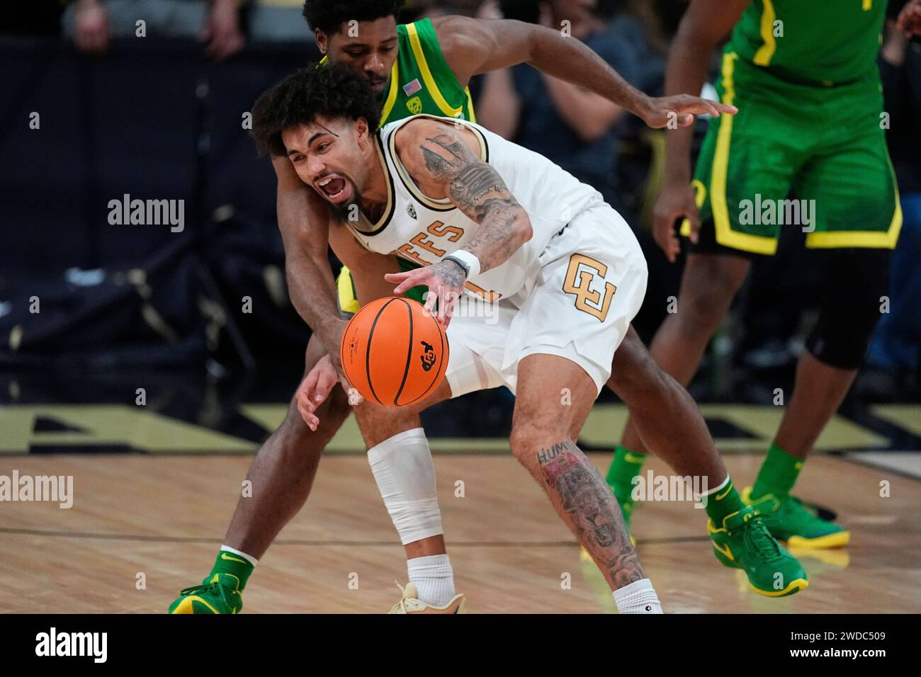 Colorado guard J'Vonne Hadley (1) and Oregon guard Kario Oquendo (0) in ...