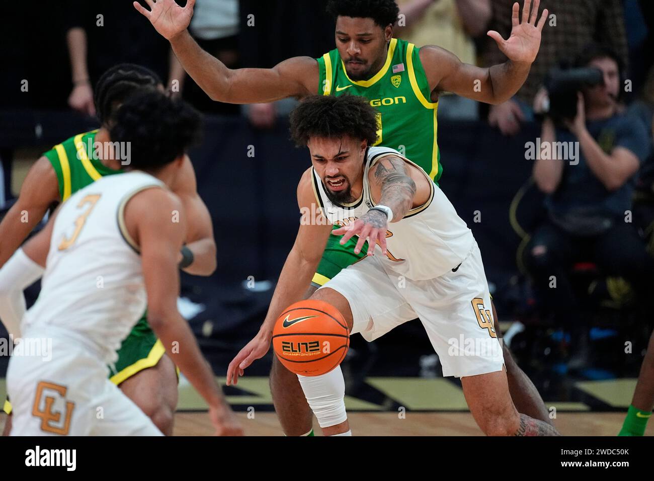 Colorado guard J'Vonne Hadley (1) and Oregon guard Kario Oquendo (0) in ...