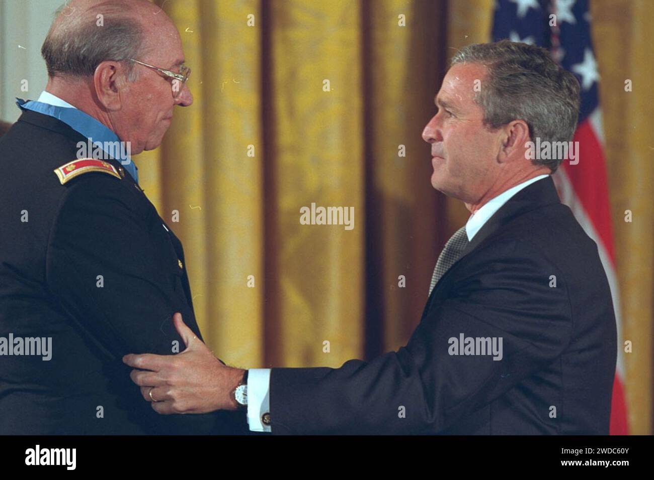 President George W. Bush drapes the Congressional Medal of Honor on Ed Freeman Stock Photo - Alamy