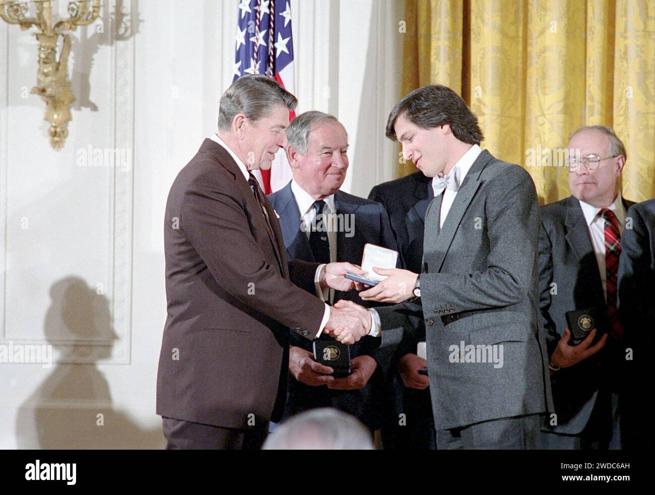 President Ronald Reagan presents the 1985 National Technology Awards to ...