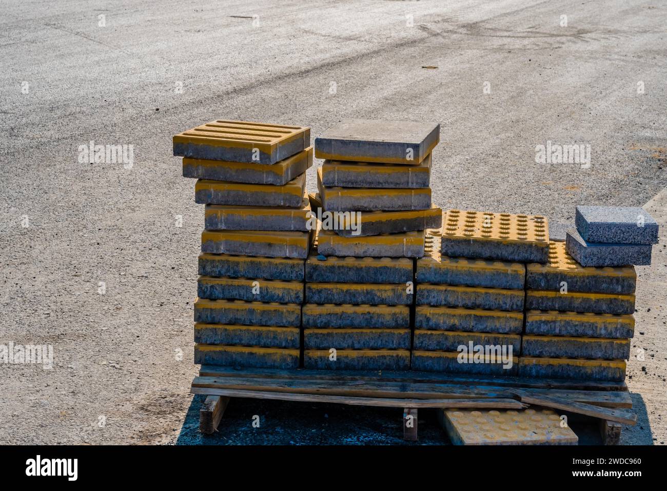 Square concrete block hi-res stock photography and images - Alamy