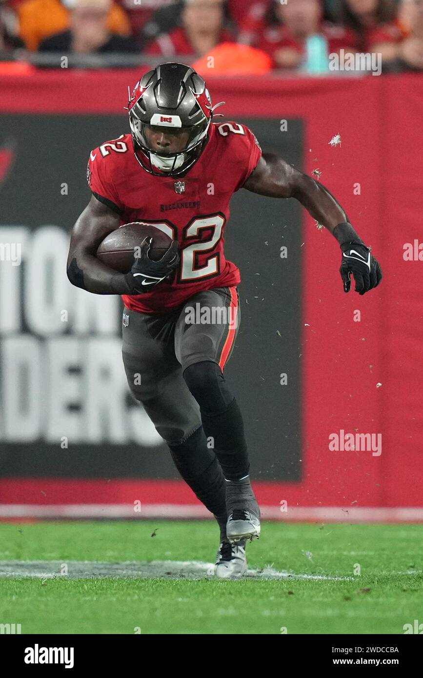 Tampa Bay Buccaneers running back Chase Edmonds (22) rushes with he ...