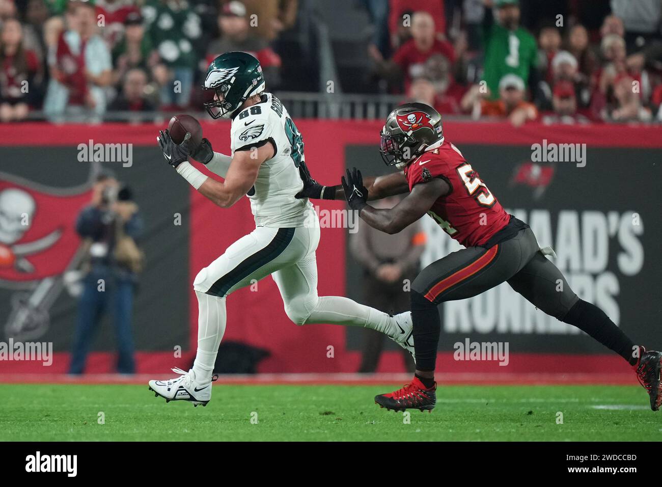 Philadelphia Eagles tight end Dallas Goedert (88) catches a pass as ...
