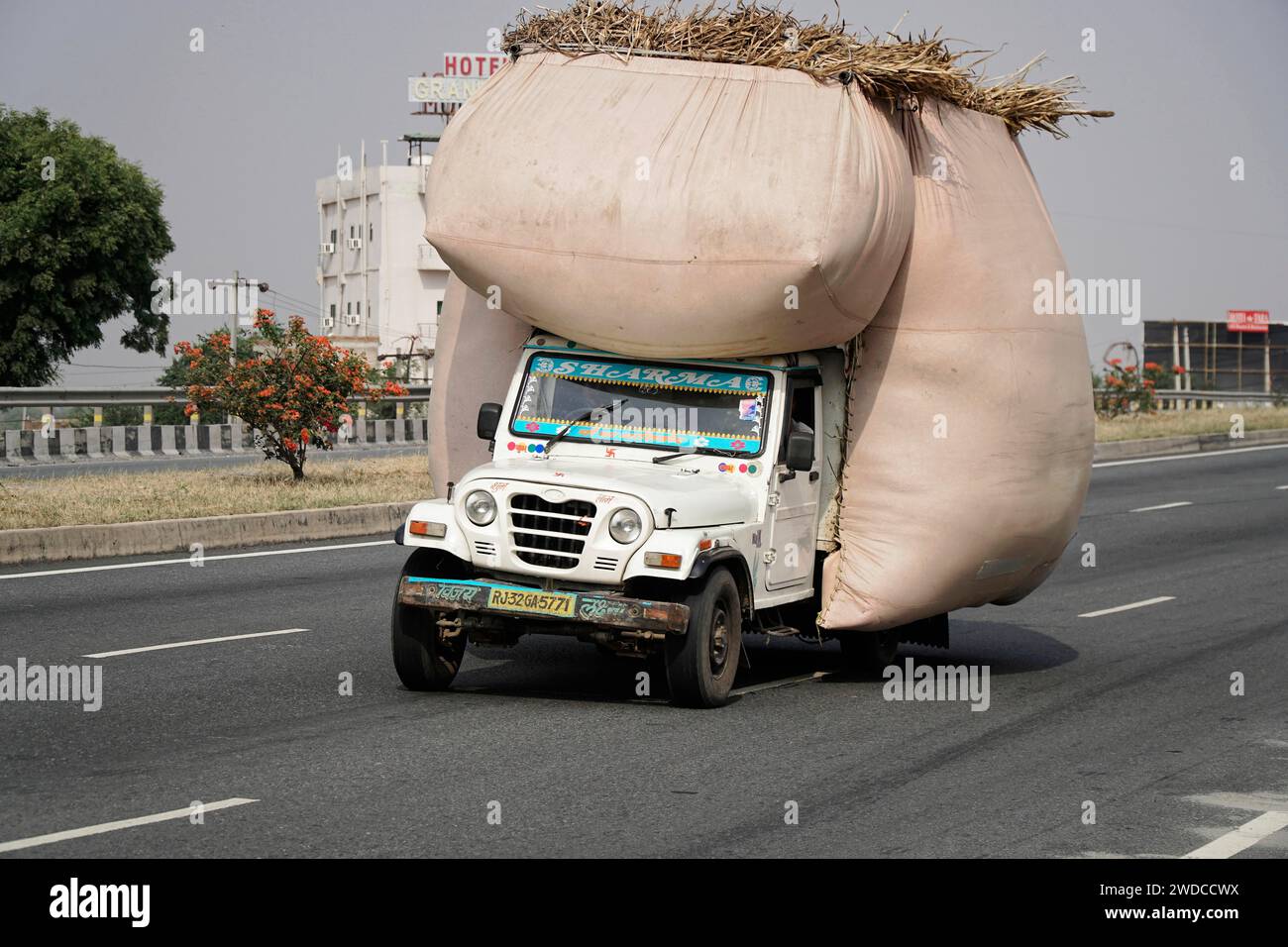 Fully loaded jeep, on the road near Jaipur, Rajasthan, India Stock ...