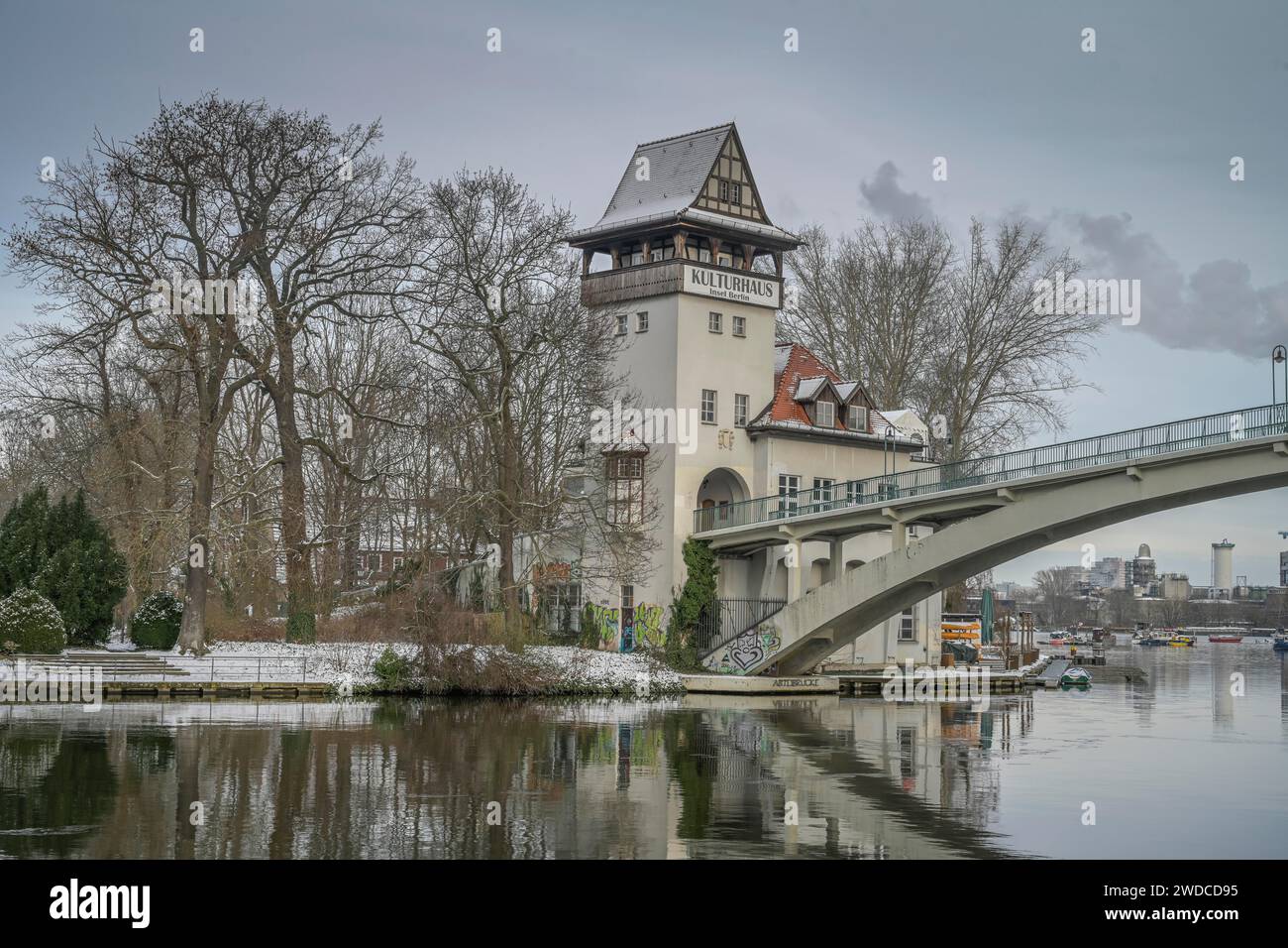Culture Centre on the Island of Youth, Abteibruecke, Spree, Treptower ...