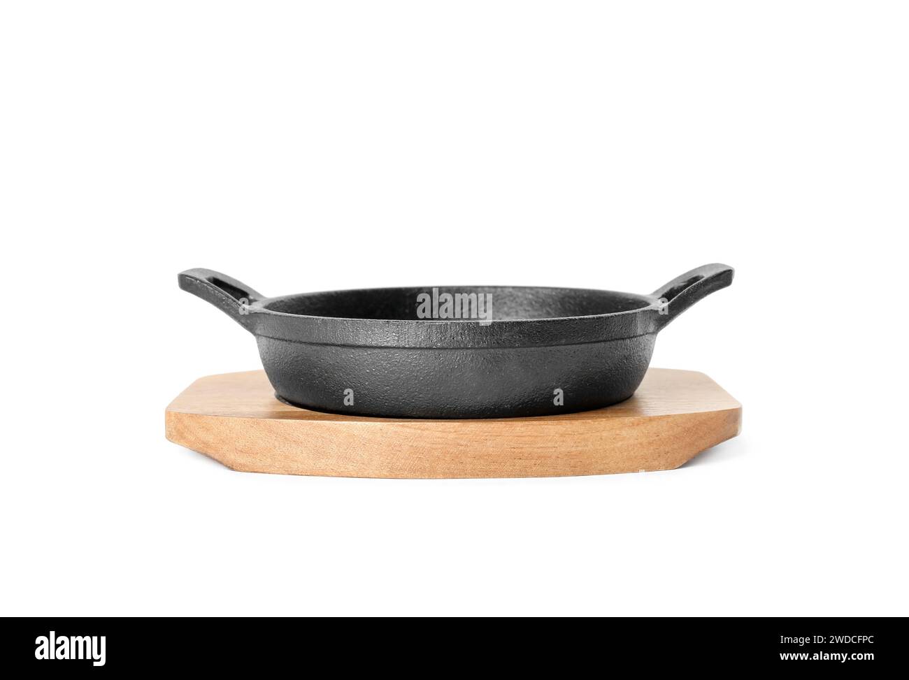 Frying pan and wooden board isolated on white. Cooking utensils Stock ...