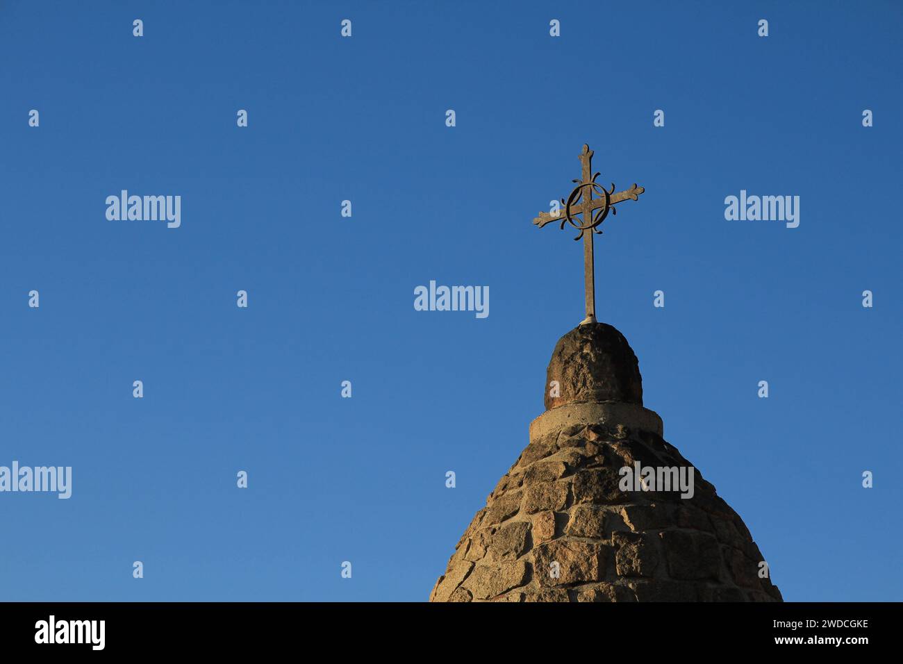 Metal cross on a stone steeple Stock Photo - Alamy