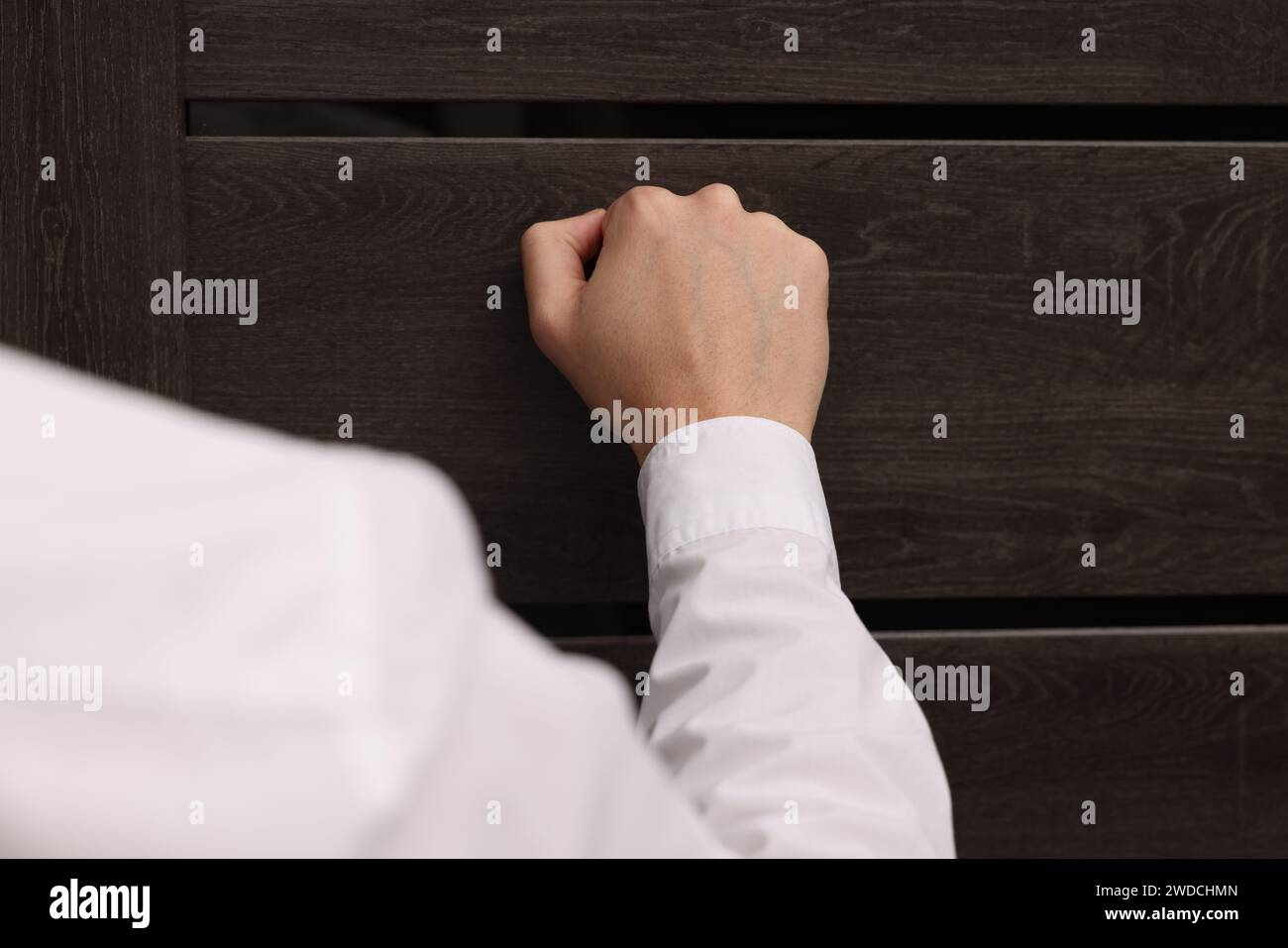 Man hand knocking at door hi-res stock photography and images - Alamy